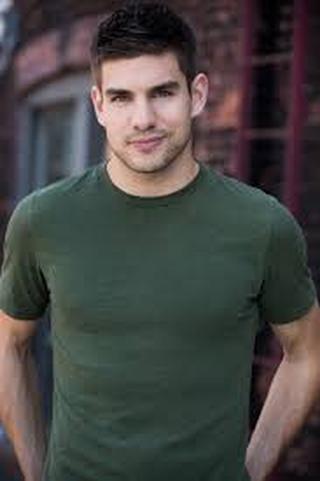 Alex Esola (10 de Julho de 1992) | Artista | Filmow