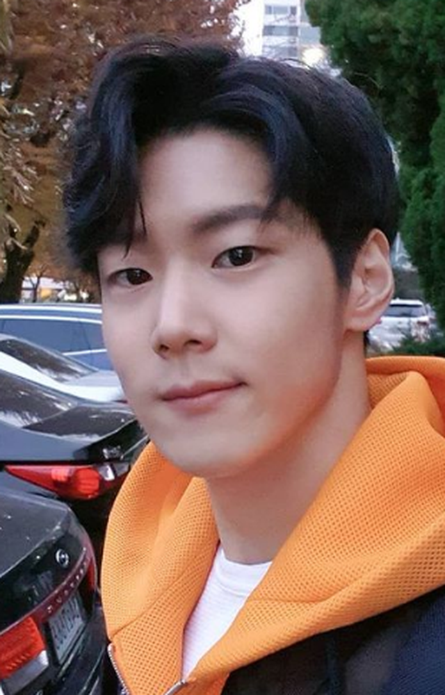 Fotos | Kim Hee Joong | Artista | Filmow