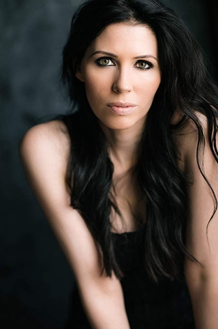 Amanda May (II) | Artista | Filmow