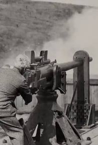 Firing the Maxim Gun - 1897 | Filmow