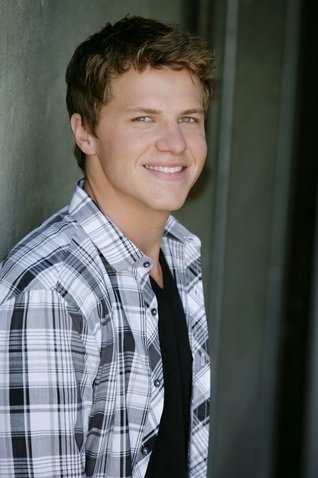 Kevin G. Schmidt (16 de Agosto de 1988) | Artista | Filmow