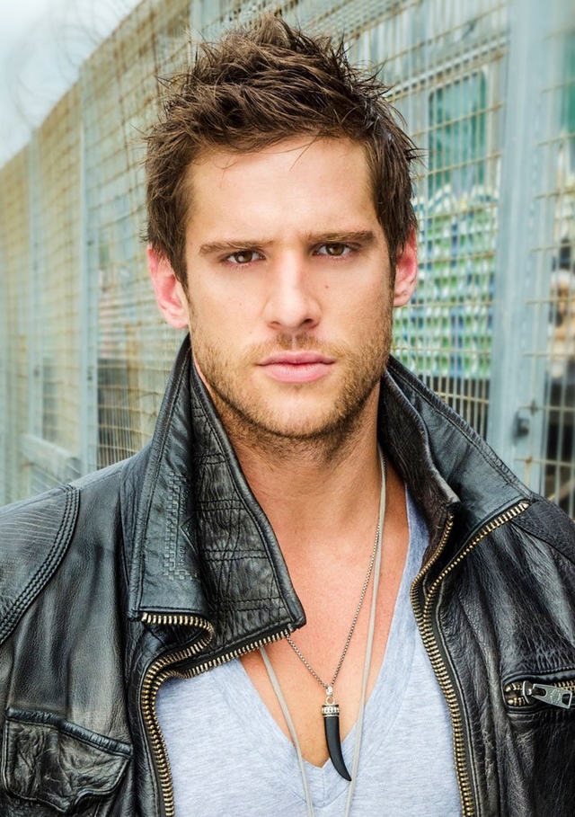 Dan Ewing (3 de Junho de 1985) | Artista | Filmow