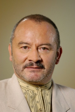 César Mora () | Artista | Filmow