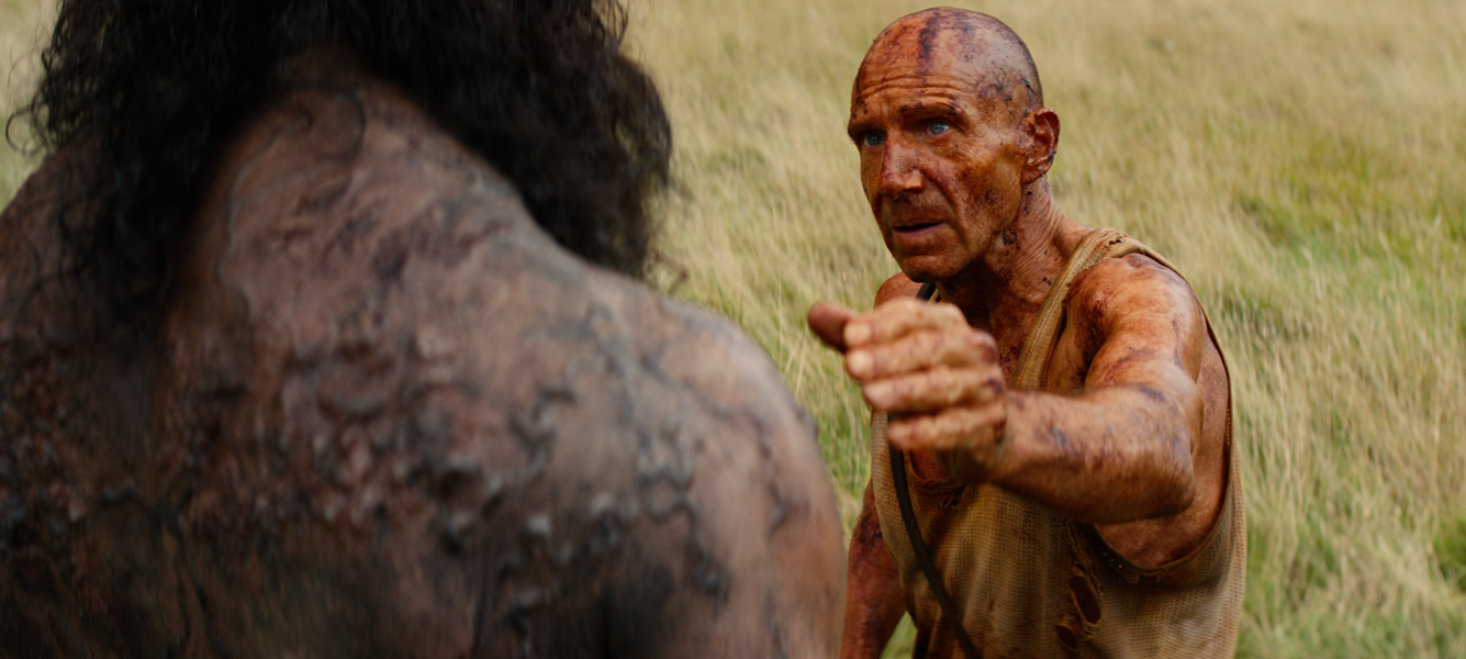 Veja cena de “Extermínio: O Templo dos Ossos” com Ralph Fiennes e Jack ...