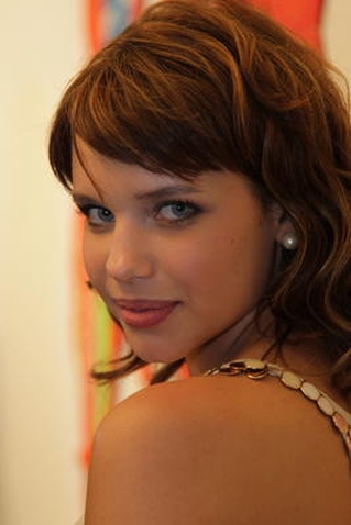 Bruna Linzmeyer (11 de Novembro de 1992) | Artista | Filmow