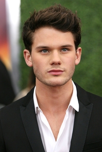 Jeremy Irvine (18 de Junho de 1990) | Artista | Filmow