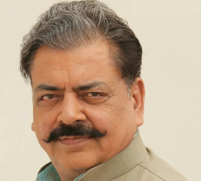 Fotos | Karamveer Choudhary | Artista | Filmow